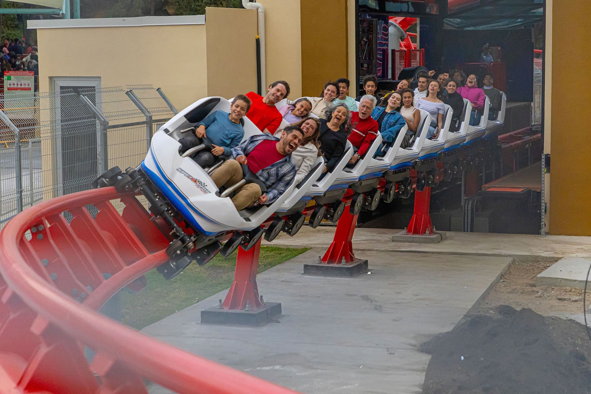 Speedway Stunt Coaster : la nouvelle course aux sensations de Six Flags ...